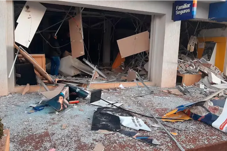 Grupo comando asaltó con explosivos tres bancos y una casa de cambios ...